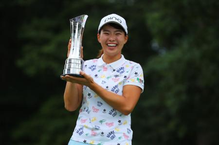 Smiling Cinderella steals hearts and title - GolfPunkHQ